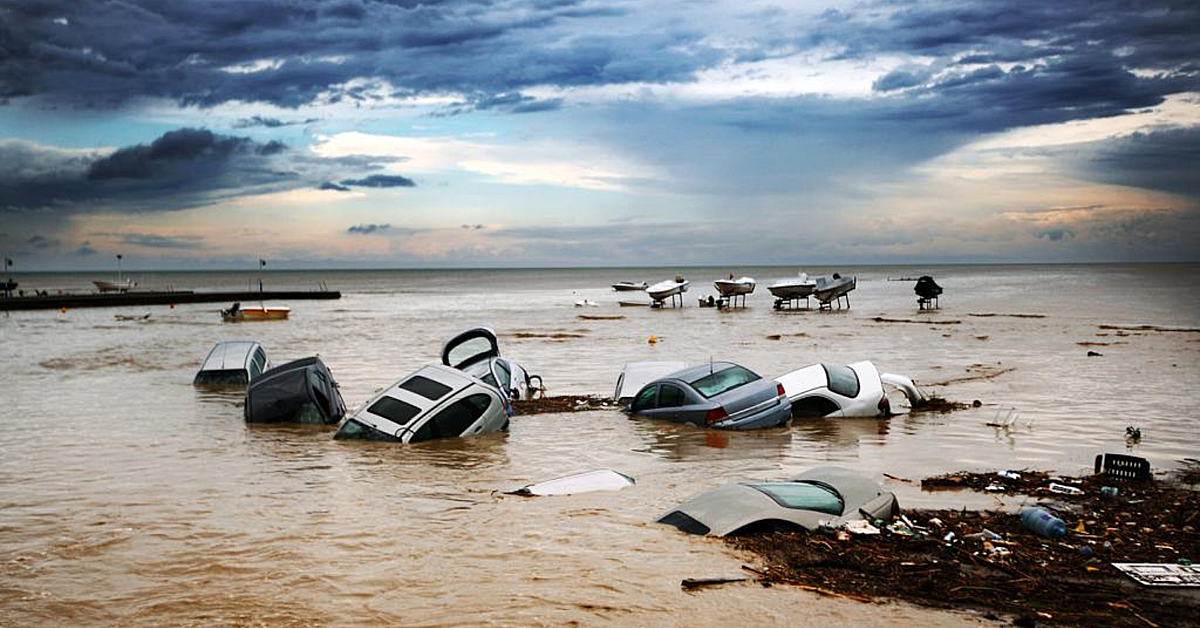 El agua del mar inunda una ciudad costera turca tras un fuerte ...