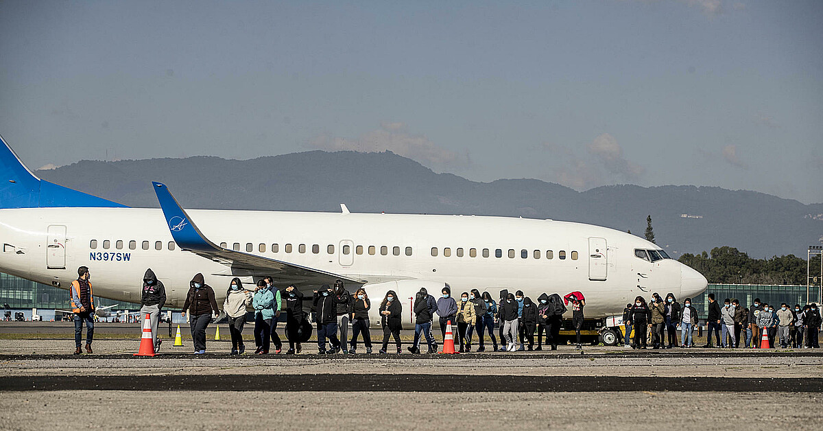 U.S. sends first flight of deported migrants to Cuba: 40 rafters and 83 ...