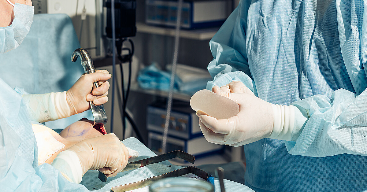 Actriz mexicana operada de urgencia tras explotarle implante de seno ...