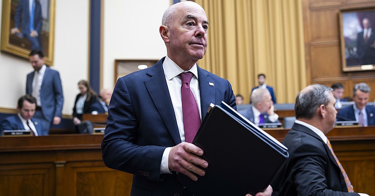 Republicanos lanzan fuertes críticas a Mayorkas, quien asegura que la ...