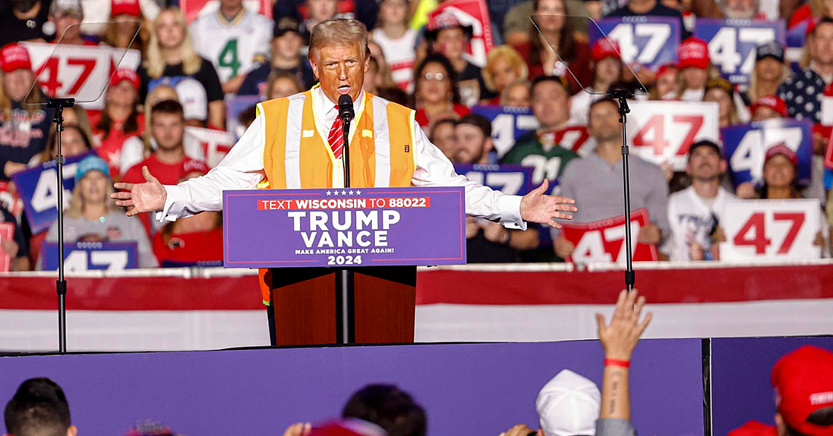 Trump arrives in garbage truck at Green Bay rally after Biden criticism ...